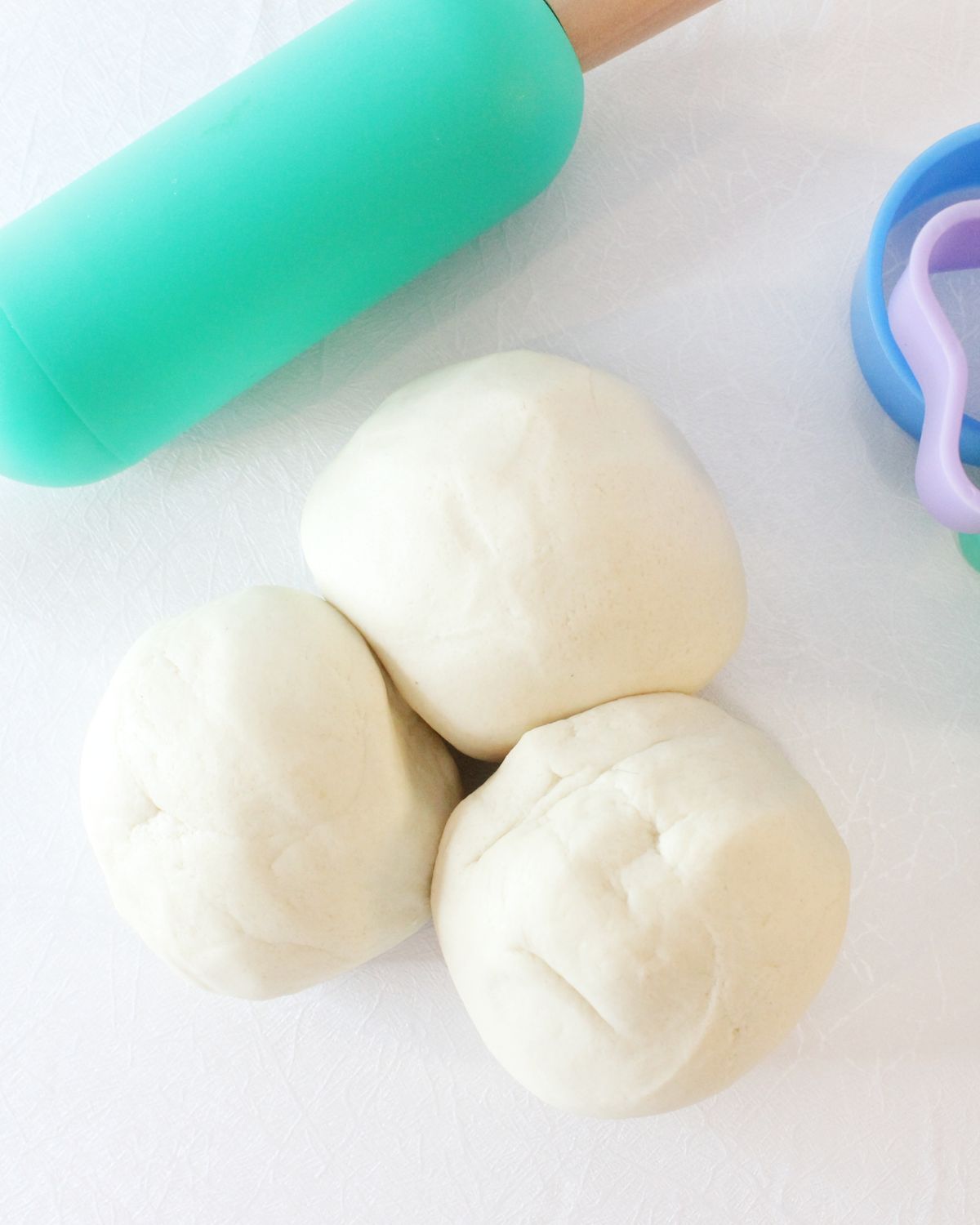 SUPER EASY Homemade Playdough Recipe (Only 4 Ingredients!)