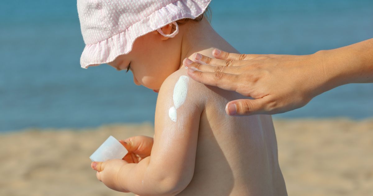 Best Sunscreen Applicators for Kids (The Best Summer Hack!)